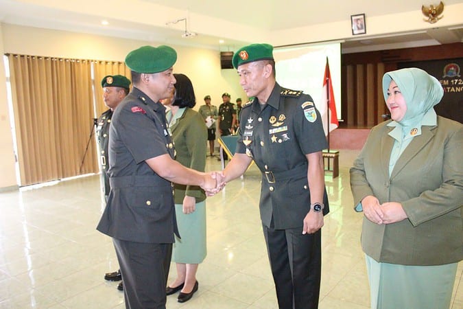 Kasrem 172/PWY Pimpin Penyerahan Jabatan Kasiops Dan Kasipers