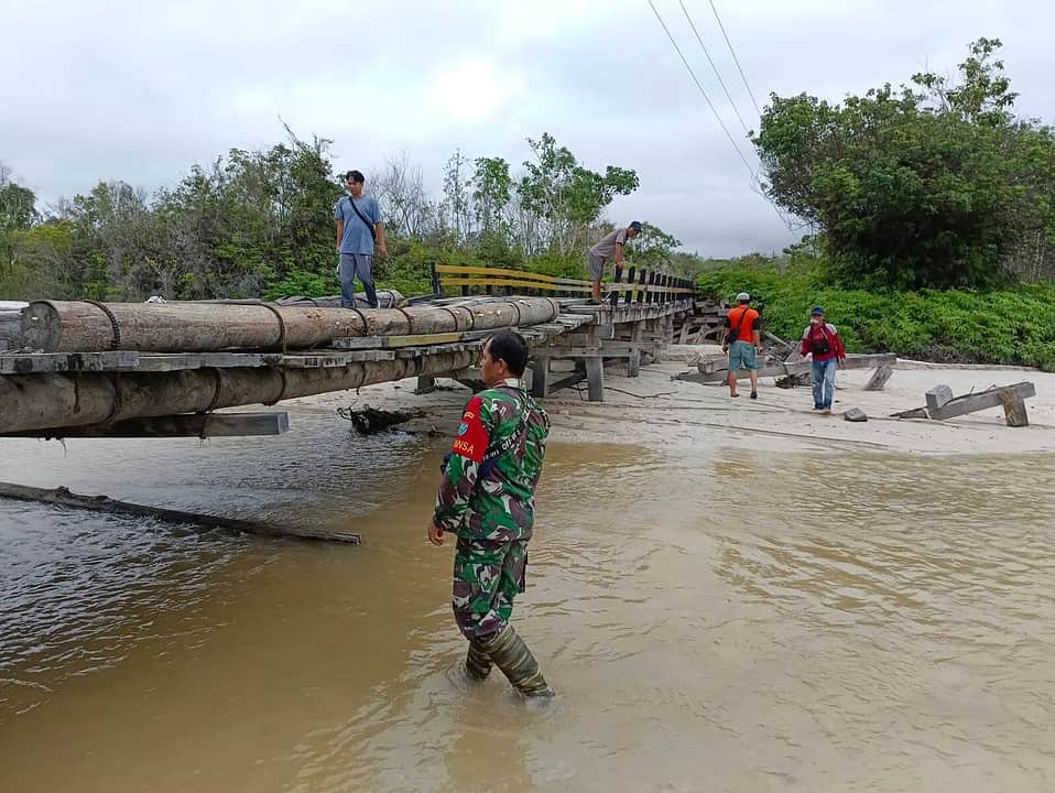 Warga dan TNI Gotong Royong Perbaiki Jembatan Yang Rusak