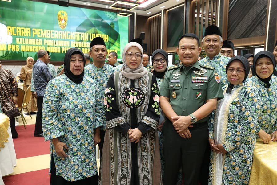 Kasad Berangkatkan Umroh Putra-Putri Pahlawan Revolusi dan PNS Mabesad Jelang Purna Tugas