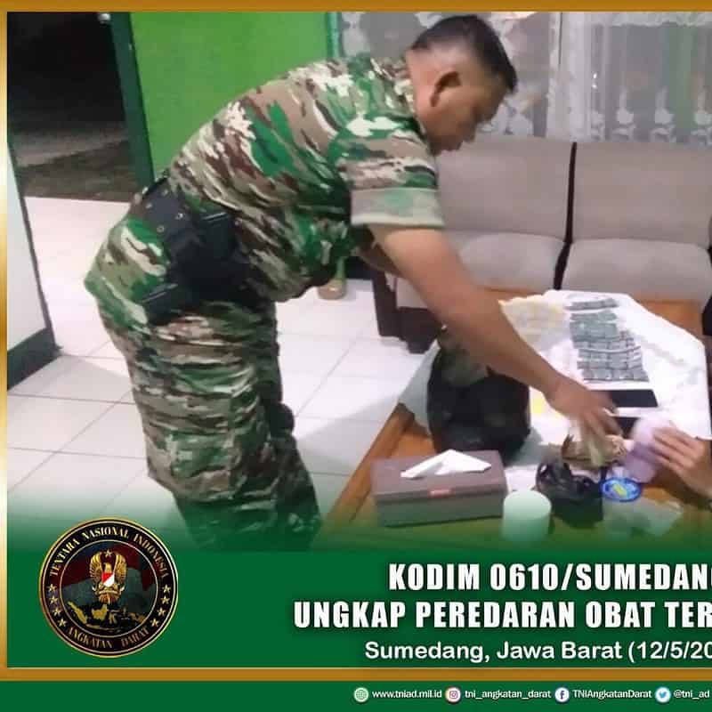 UPACARA KENAIKAN PANGKAT PERWIRA DAN PNS GOL.III KODIKLAT TNI AD