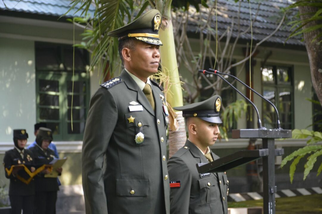 Kaajendam IX/Udayana Berikan Penghargaan Pencipta Lagu Hymne Kodam IX ...