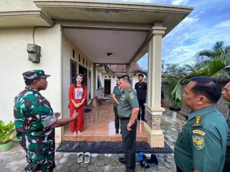 Wujud Peduli Pimpinan, Danrem 043/Gatam Kunjungi Anggota Yang Sakit