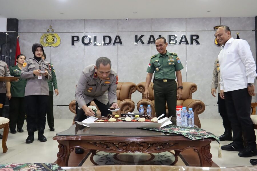 Kapoksahli Pangdam XII/Tpr Bersama PJU Beri Kejutan di Mapolda Kalbar