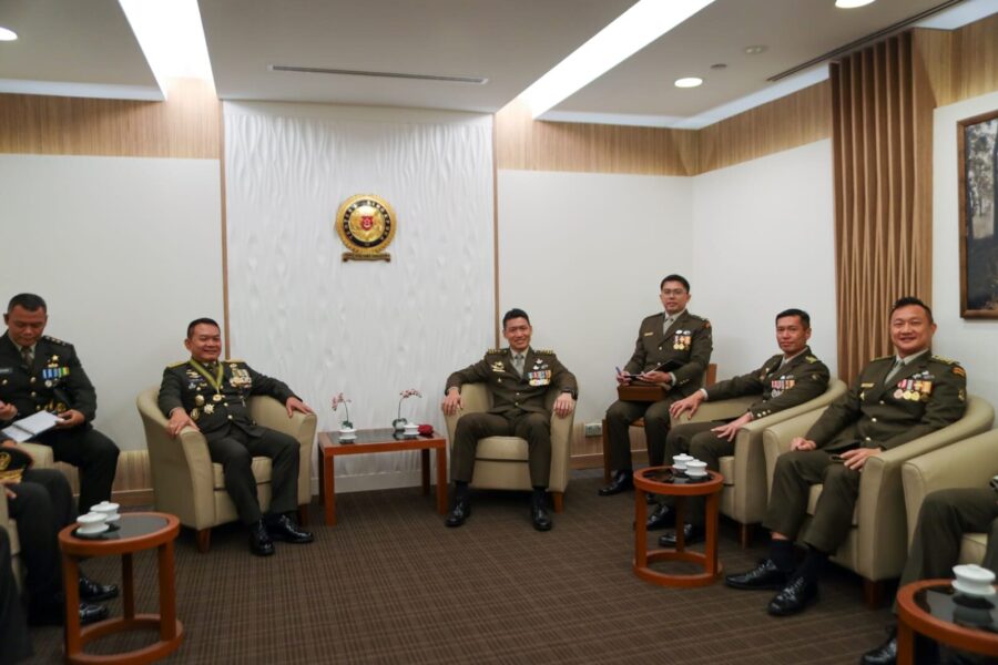 Kasad Terima Penghargaan Medali Militer Kehormatan Singapura