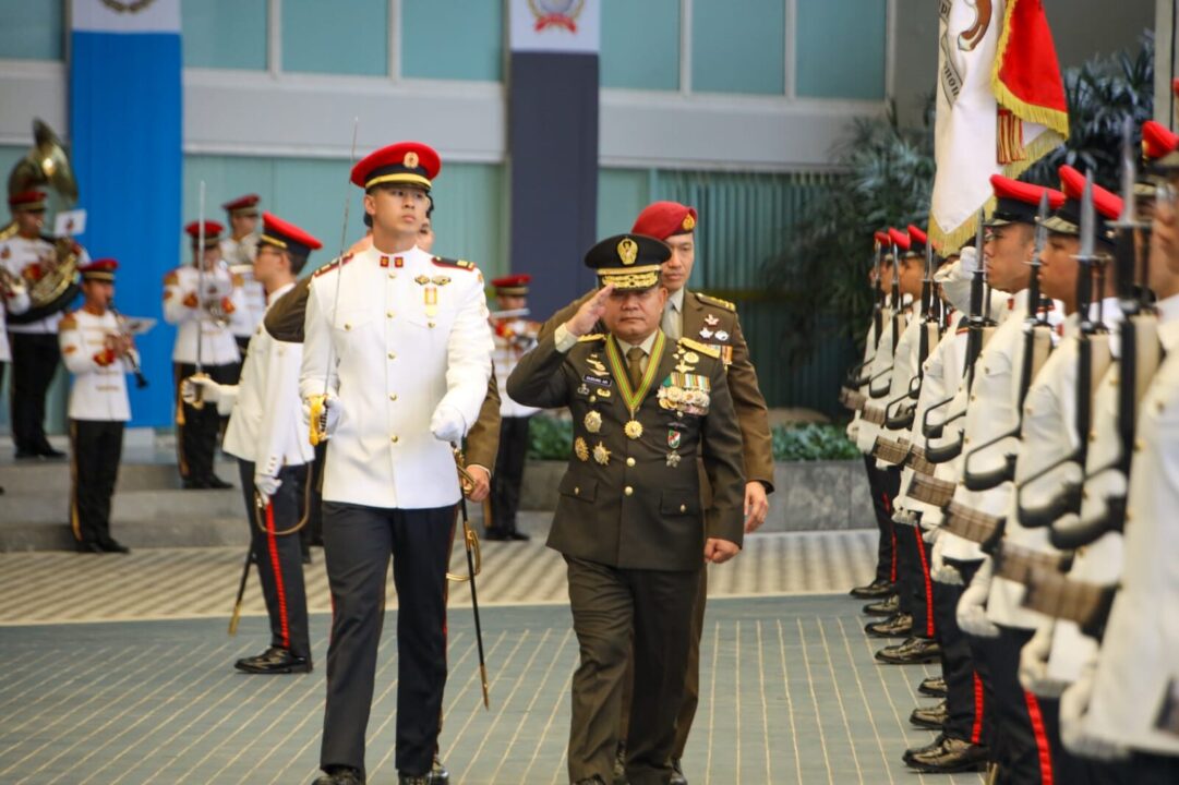 Kasad Terima Penghargaan Medali Militer Kehormatan Singapura