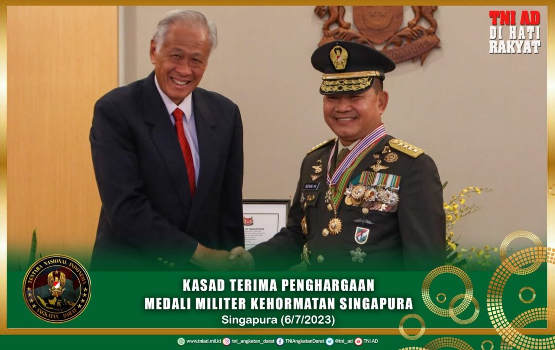 Kasad Terima Penghargaan Medali Militer Kehormatan Singapura