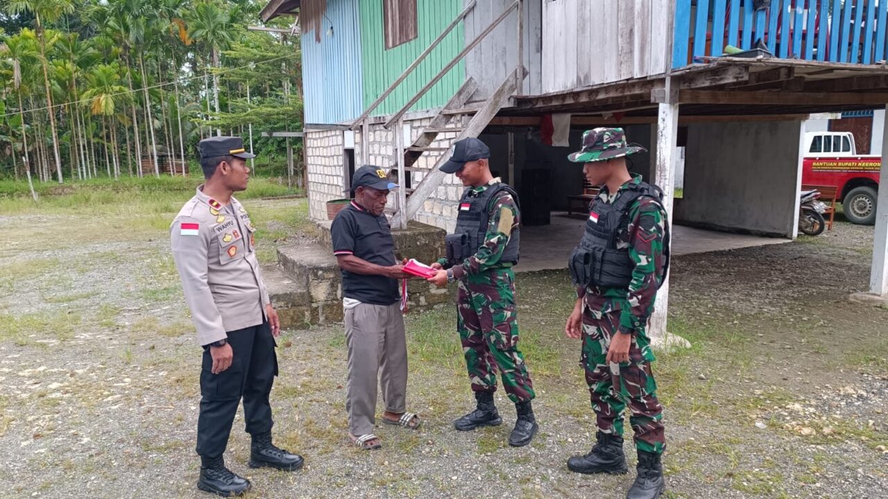 Kibarkan Merah Putih Di Perbatasan,Satgas Yonif 122/TS dan Polsek Arso Timur Bagikan Bendera ...