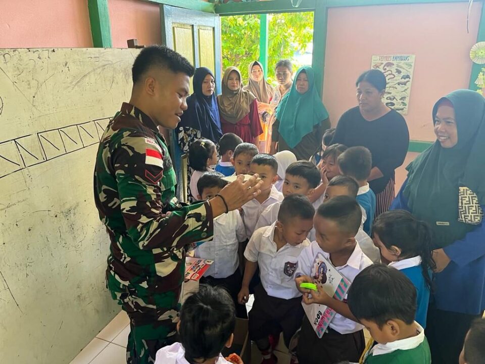 Tingkatkan Minat Membaca, Satgas Yonarmed 10/ Bradjamusti Bagikan Buku Bacaan Pada Siswa Di ...