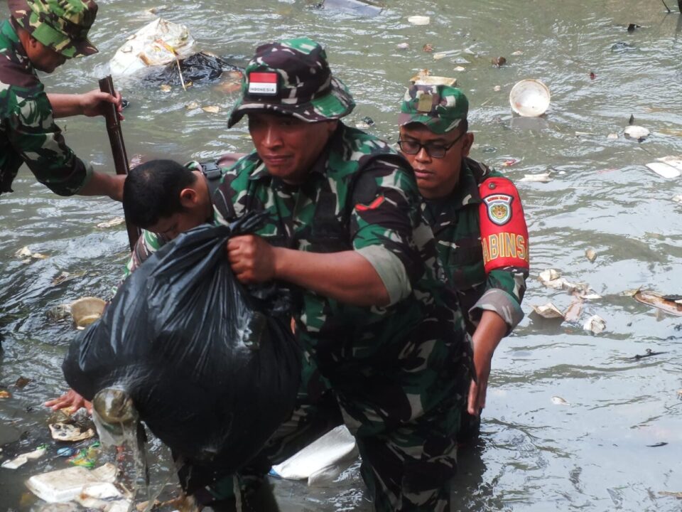 Sambut HUT ke 78 TNI, Kodim 0602/Serang Gelar Karya Bakti Pembersihan Sampah Di Sungai Cibanten