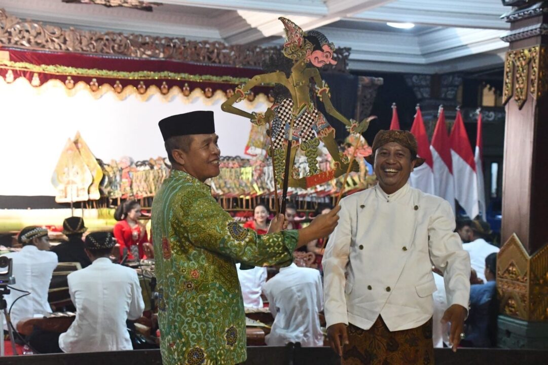 Memperingati HUT Ke-78 TNI, Korem 082/CPYJ Gelar Nobar Wayang Kulit