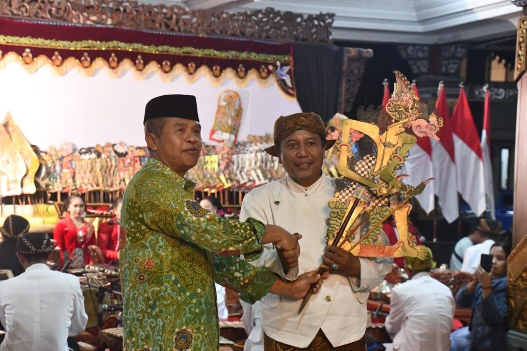 Memperingati HUT Ke-78 TNI, Korem 082/CPYJ Gelar Nobar Wayang Kulit