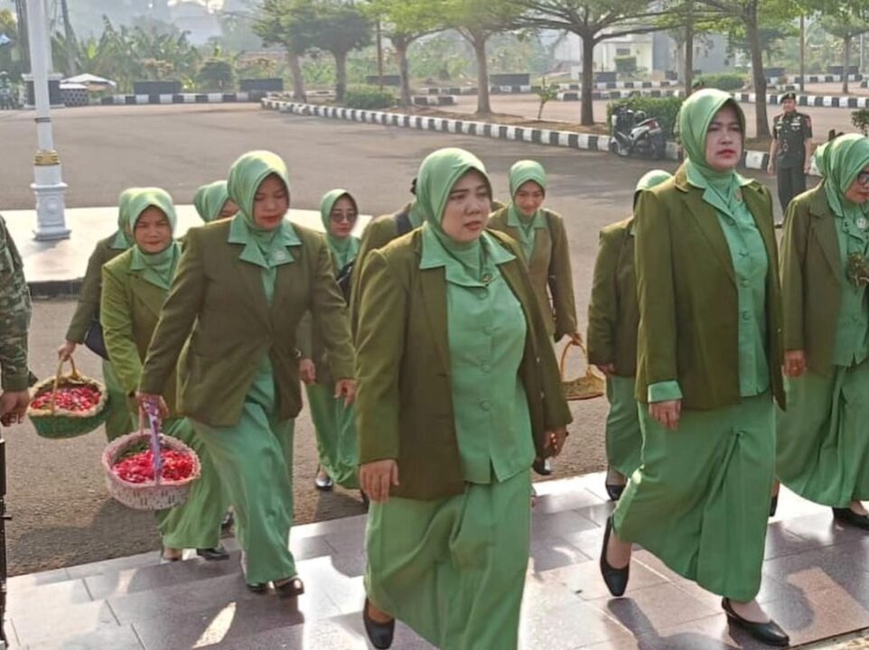 Danyonkes 1 Kostrad Bersama Personel dan Ibu Persit serta Warakawuri Ziarah Ke Makam Pahlawan ...