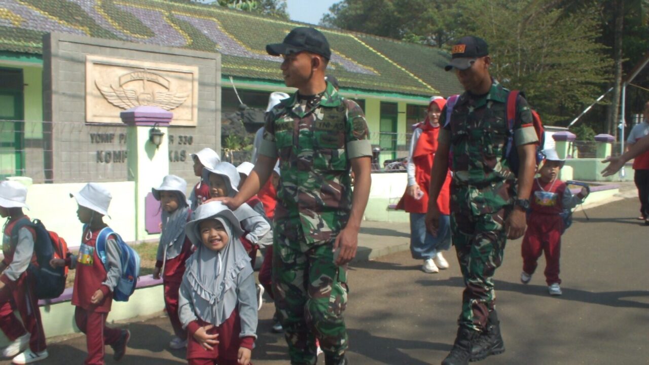 Yonif 330 Gelar Kegiatan "TNI Sahabat Anak", Kenalkan Tugas Prajurit ...