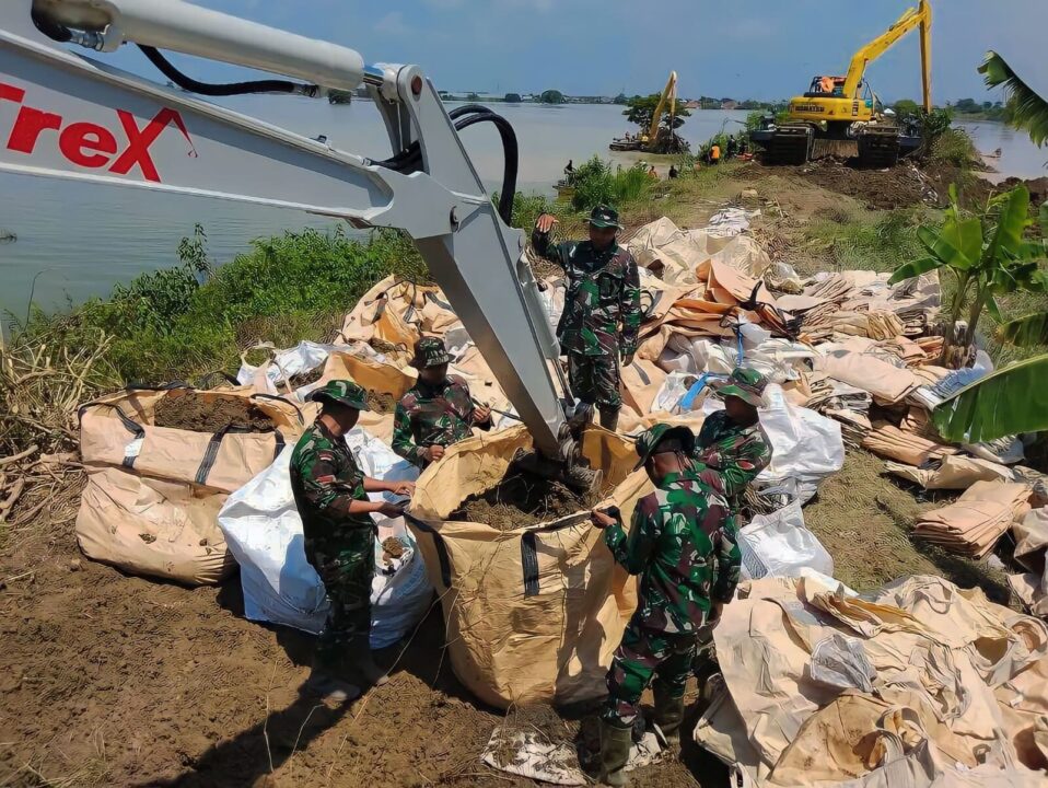 Yonzipur 4/TK Kerahkan Personel dan Alat Berat Bangun Kembali Tanggul ...