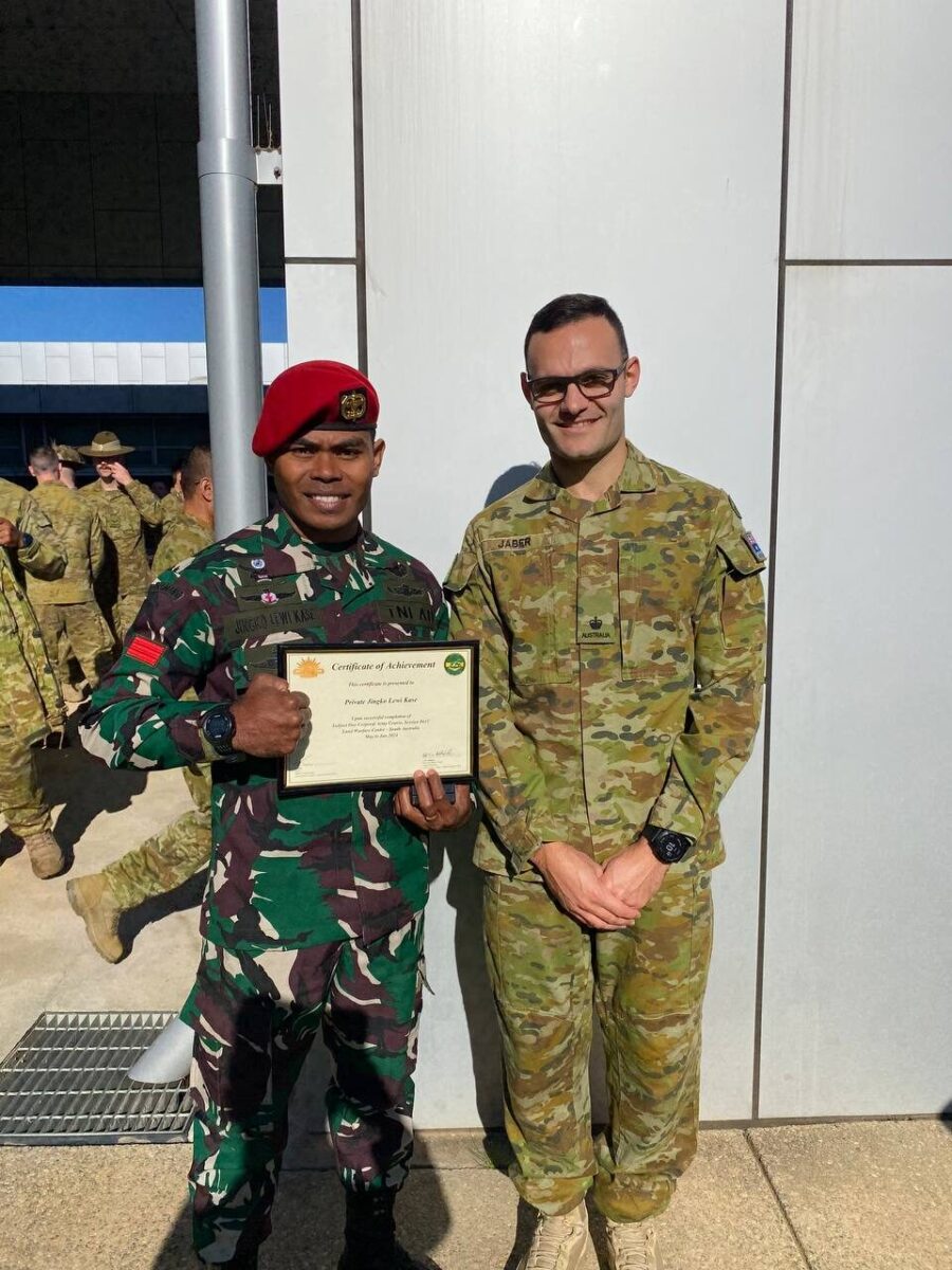 Prajurit Komando Jingko Lewi Kase Raih Penghargaan Siswa Terbaik di ...