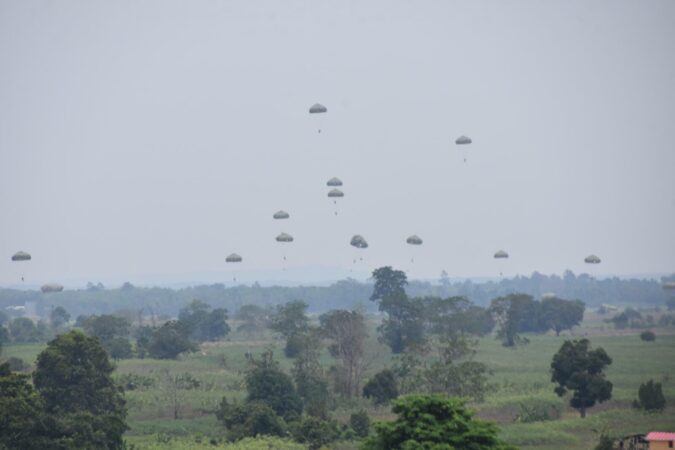 Penerjun Tri Dharma Hiasi Langit Baturaja, Sukseskan Airborne Operation ...