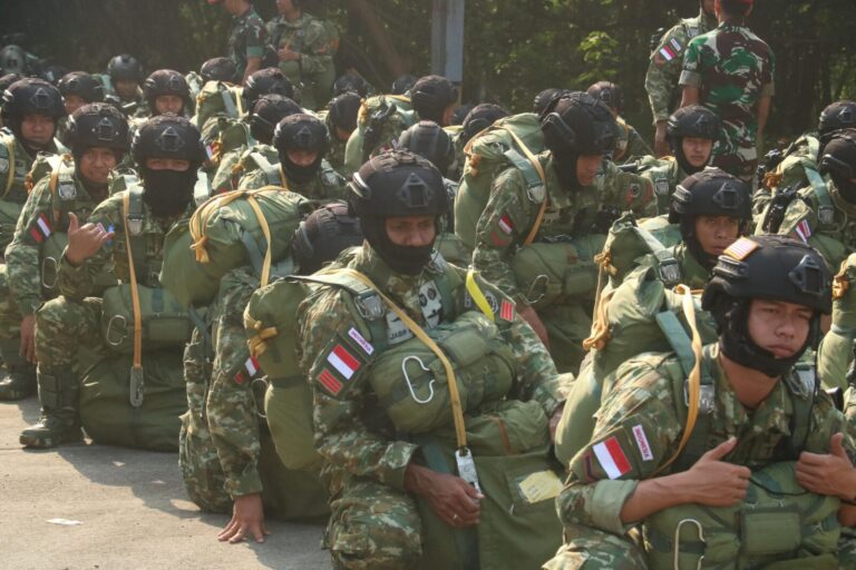 Penerjun Tri Dharma Hiasi Langit Baturaja, Sukseskan Airborne Operation ...